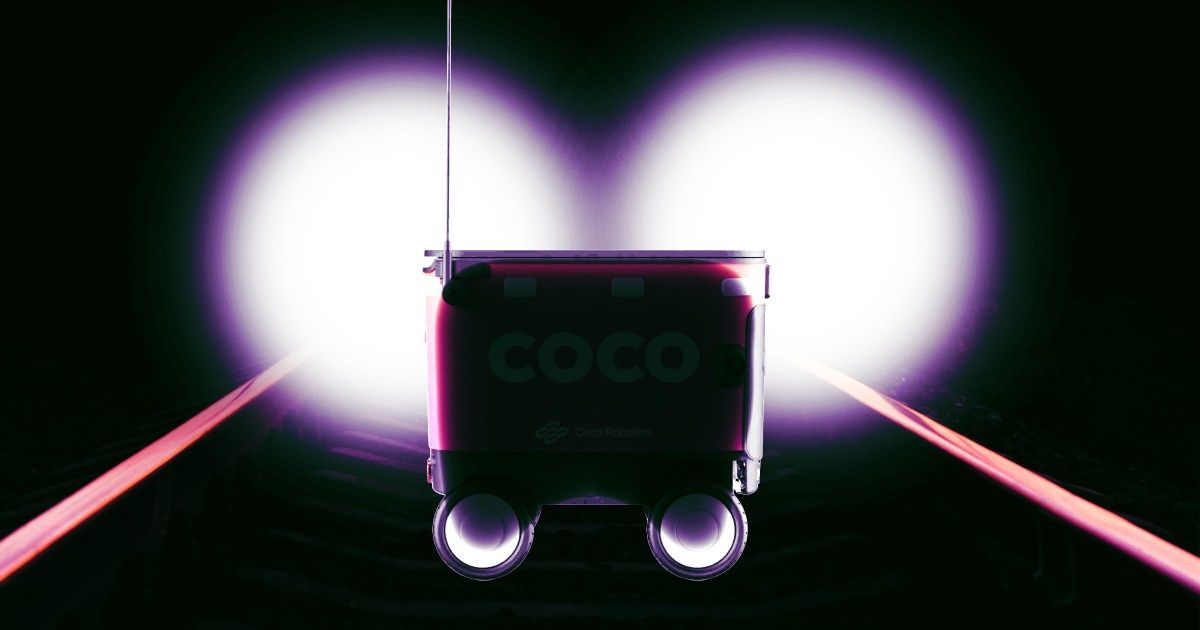 Robot giao hàng bị kẹt trên đường ray, bị tàu hỏa cán nát - Haywaa