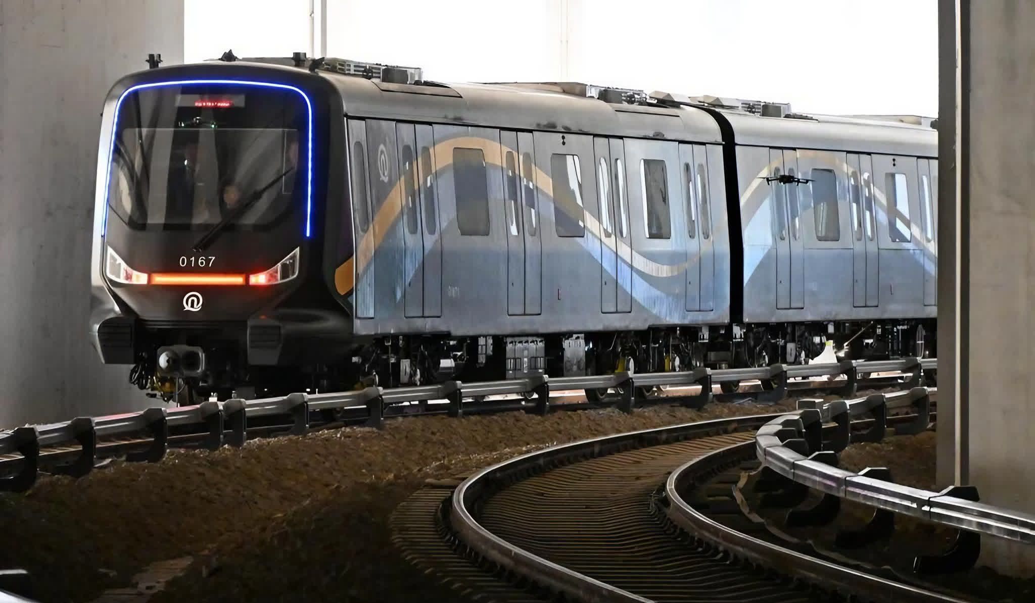World's first carbon fiber metro train hits the tracks in China - Haywaa